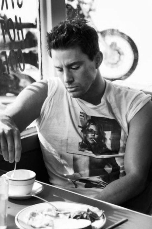 20 actores y actrices disfrutando de su café: un clásico del cine