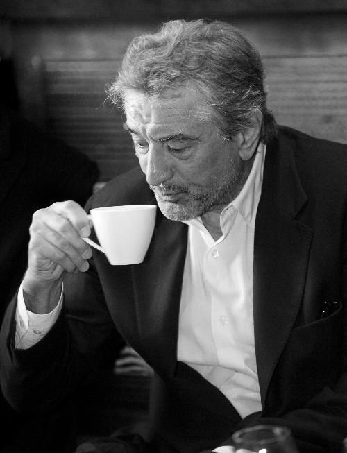 20 actores y actrices disfrutando de su café: un clásico del cine